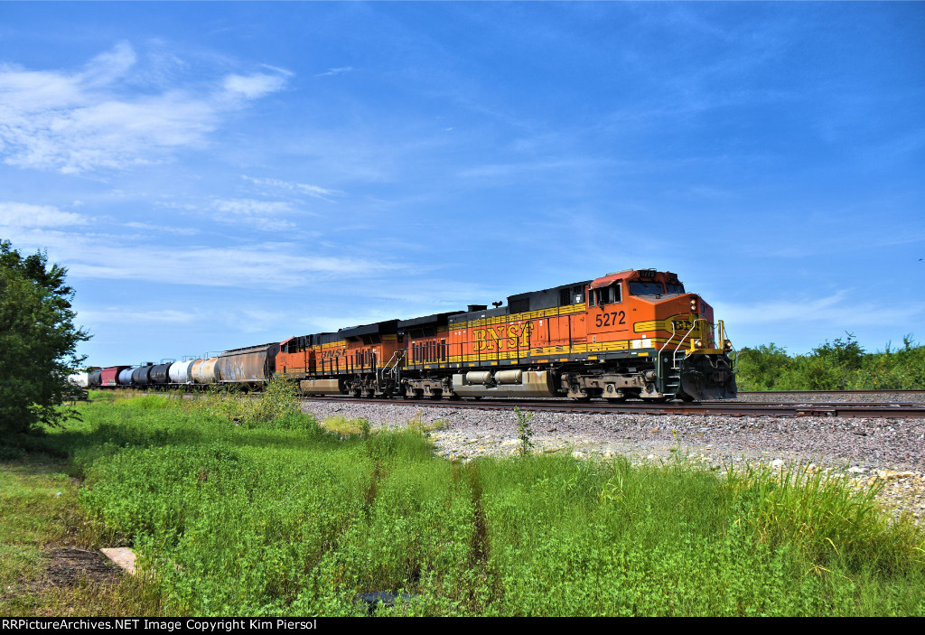 BNSF 5272 Backing Down the BN-ATSF "Transfer Track" onto the BNSF Wichita Falls Sub